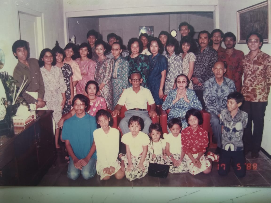 Restorasi Foto Jadul. Keluarga Oerip memiliki sejuta kenangan… | by ...