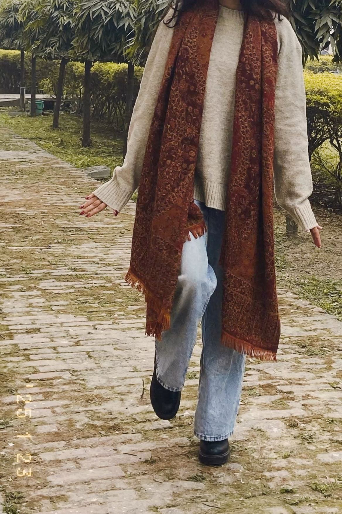 She wears a Shawl in the era of the Hoodie - Frame & Tales📸 - Medium