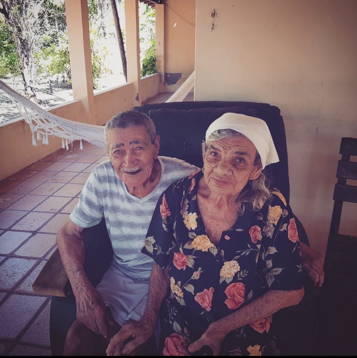 É o terço de brilhantes nos dedos de minha avó. | by Raísa Dourado ...