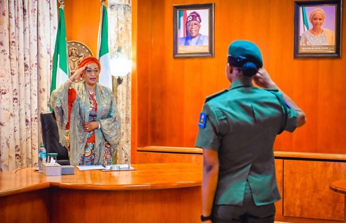 First Lady gives standing ovation to the pioneering Nigerian female ...