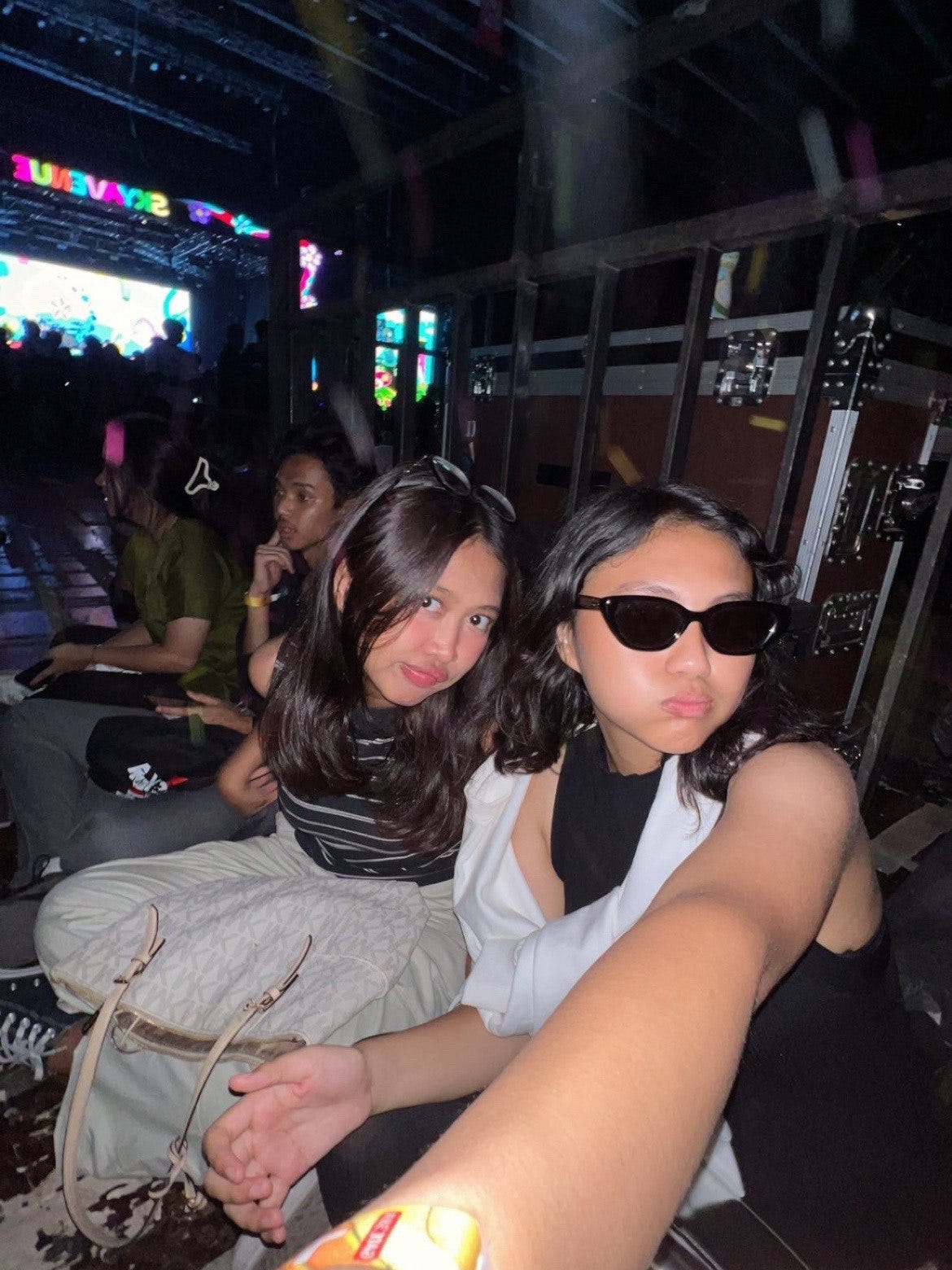 Si kacamata di jilmek gantungan baju - no bokep - Medium