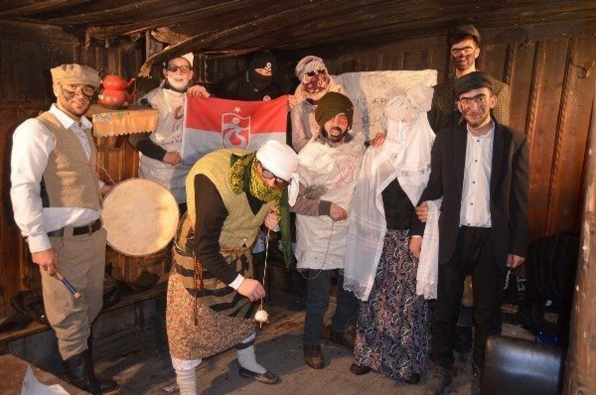 Kalandar: Karadeniz'de Bir Gece. Kalandaris, kumandaris — Erkek uşak ...