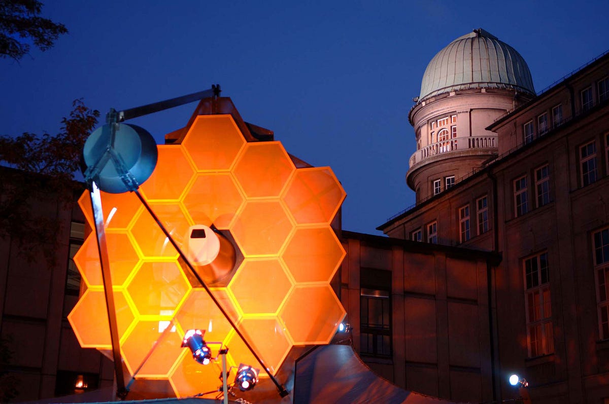 Il modello in scala 1:1 del JWST. Un modello del James Webb Space… | by ...