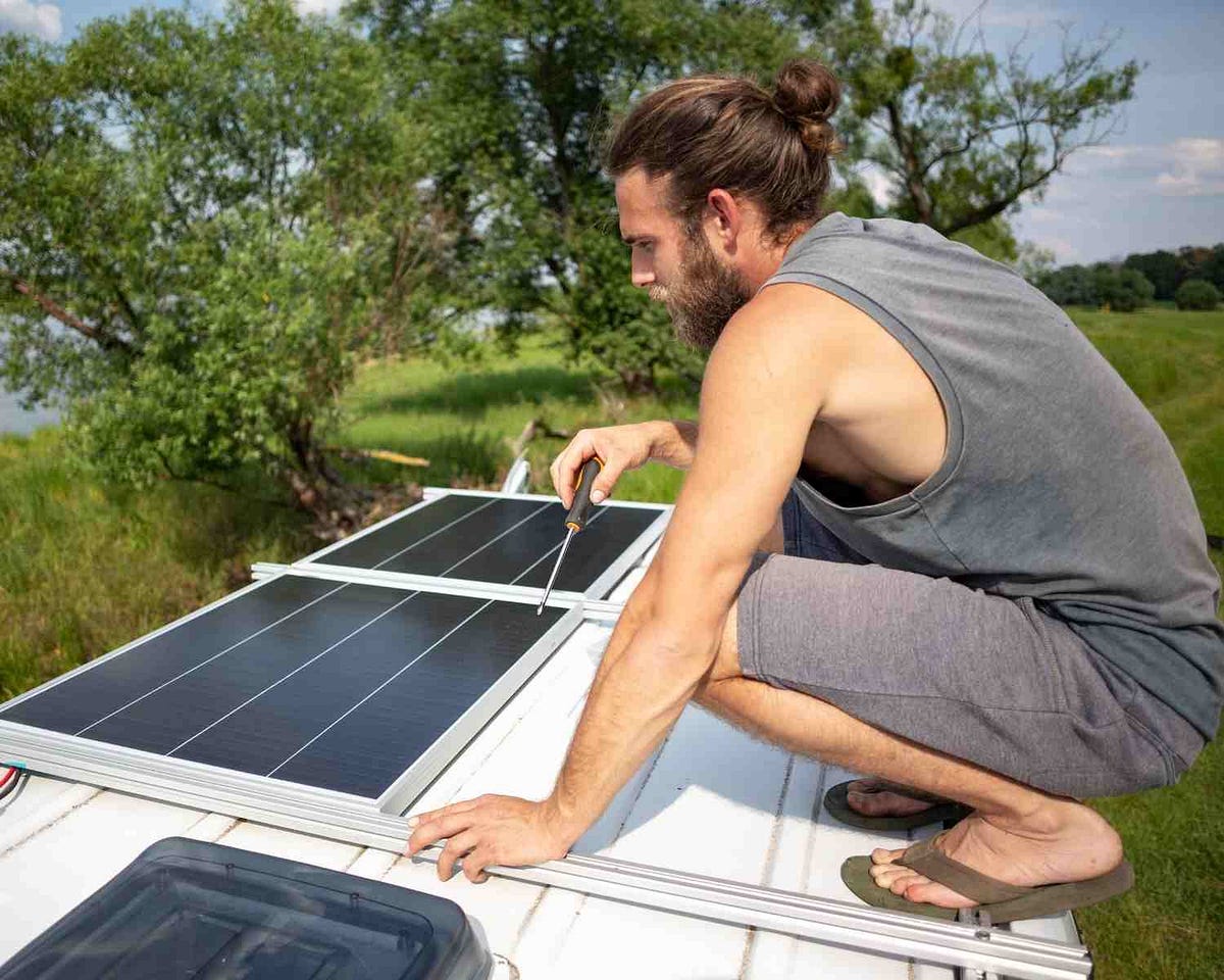 Koliko stvarno košta postavljanje solarne energije na kombi? | by Solarni Portal | Medium
