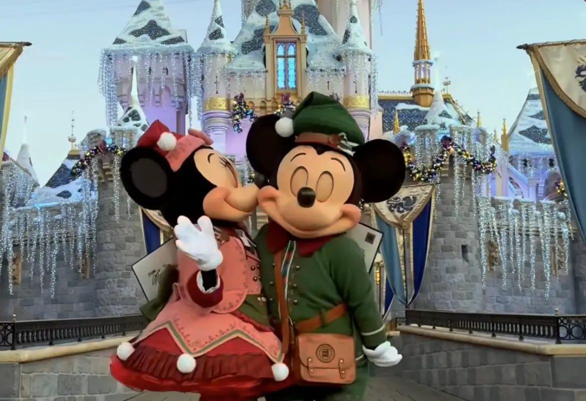 Sneak Peek at Mickey & Minnie Mouse in their 2024 Holiday Outfits at ...