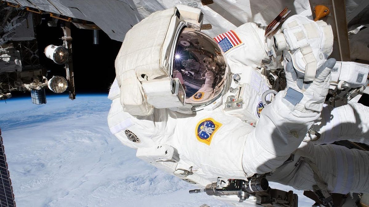 Clips showing spacewalks have arrived from NASA! | by Technopixel | Medium