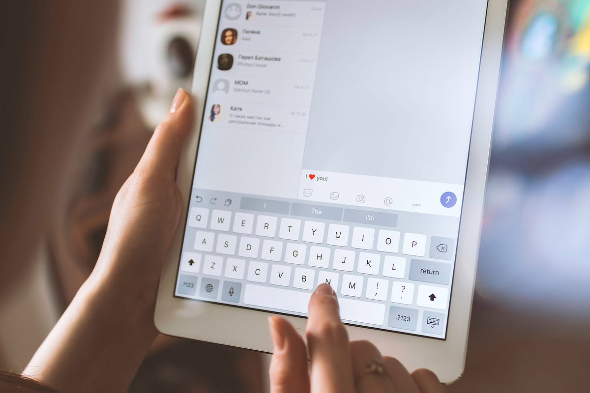 MQTT for real-time apps. The journey of a chat app to support… | by Rahul Bhanushali | Medium