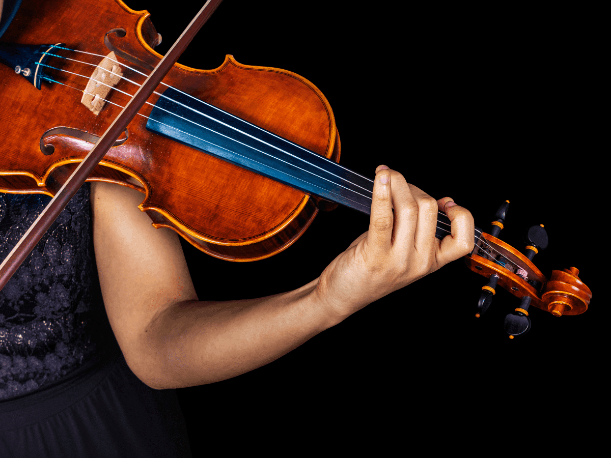 Plucking Strings On Violin: Mastering Pizzicato | Music Voices