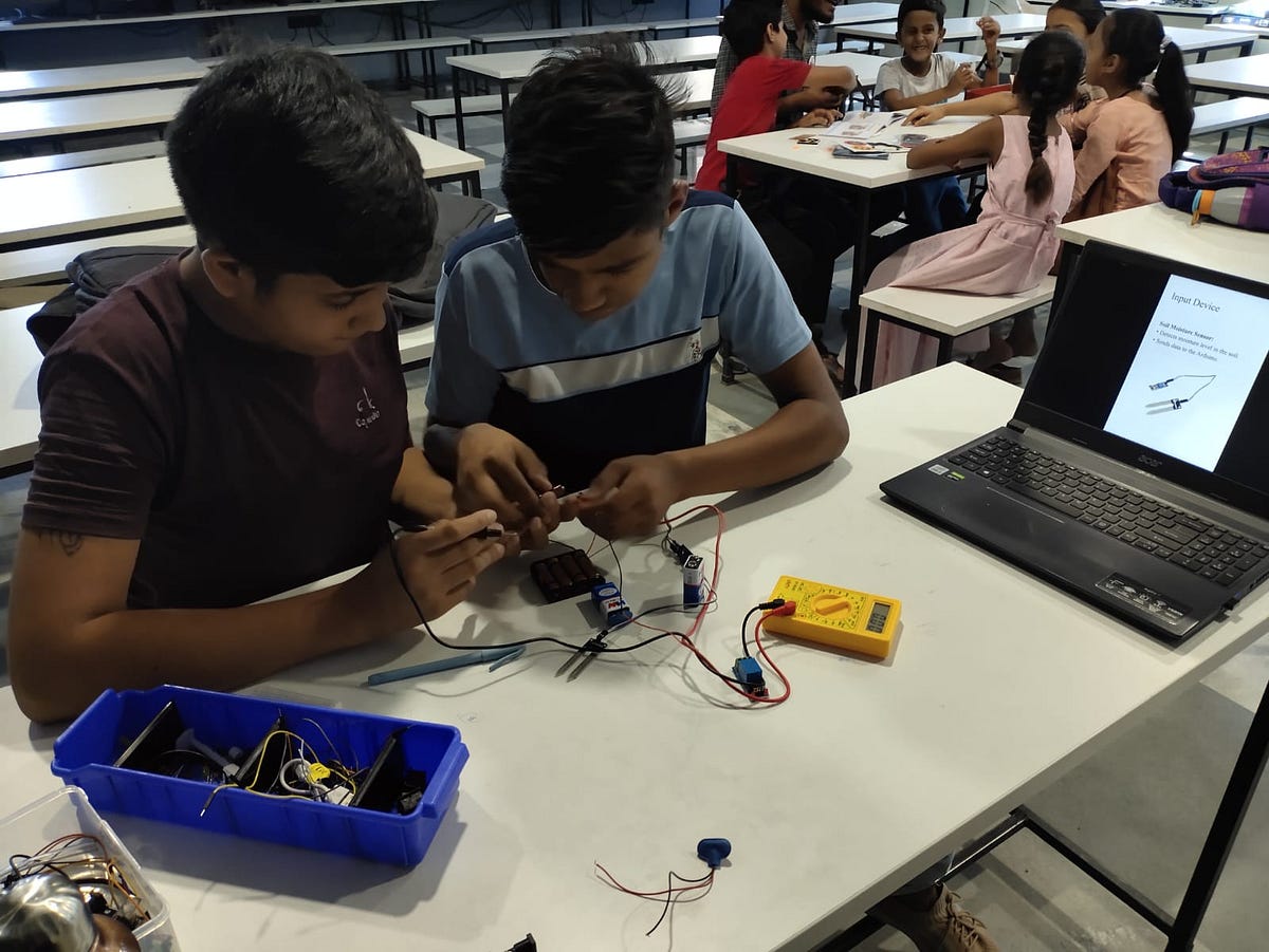 7 STEM courses for teens in 2024 ignite their future in tech | by Makers' muse | Sep, 2024 | Medium