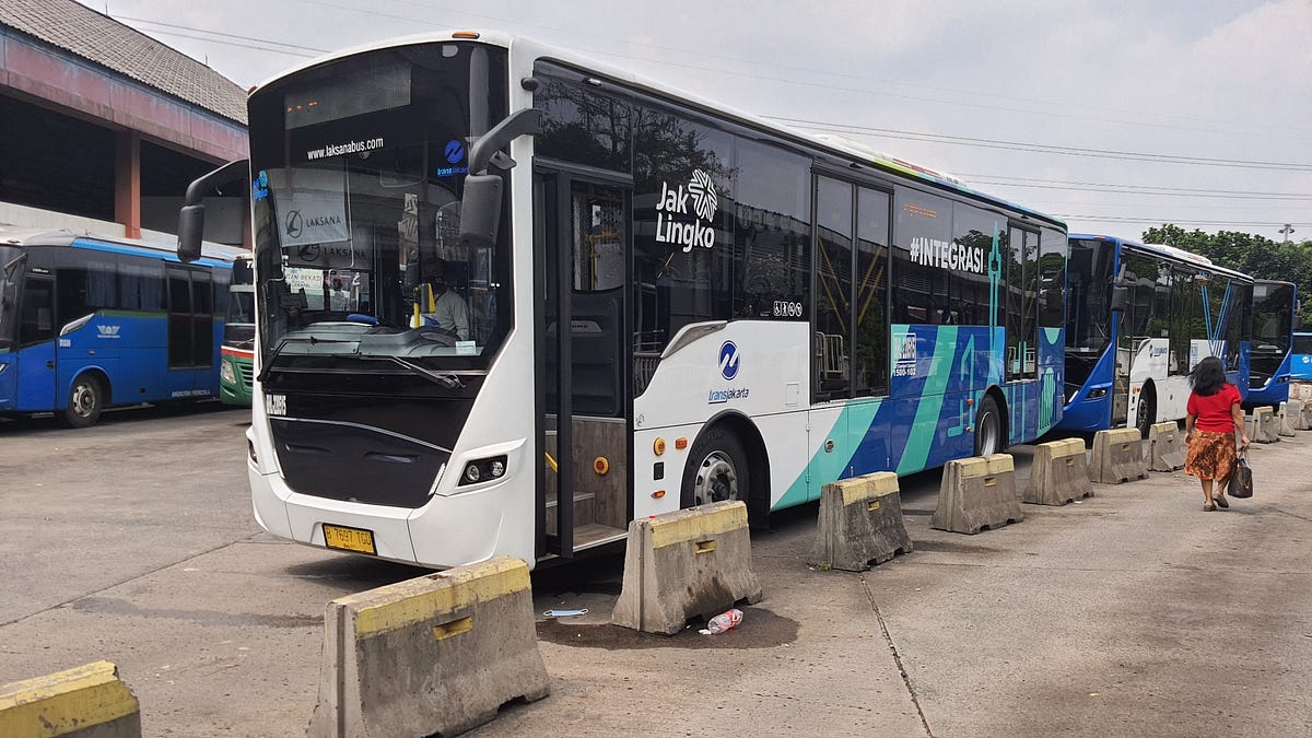 Bus kota Jakarta: Dibayar judi hingga pakai mata-mata | by Rizki ...