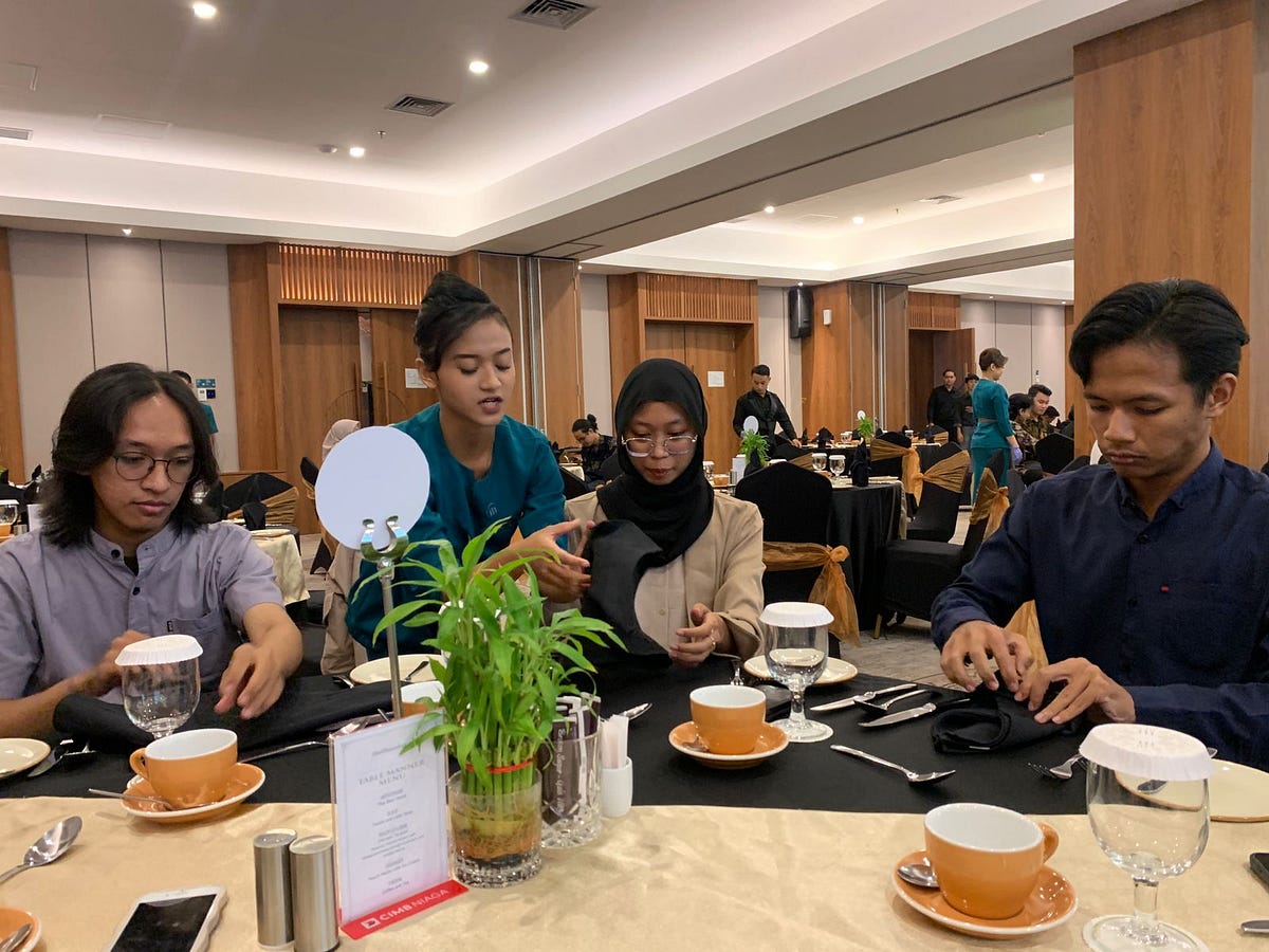 Mahasiswa KPI UMY Belajar tata cara makan ala Eropa dengan kegiatan ...