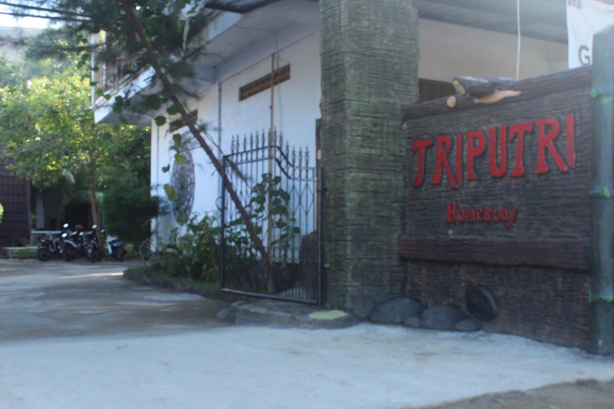 Review Tri Putri Home Stay Rekomendasi Hotel Dekat Pantai Kuta di ...