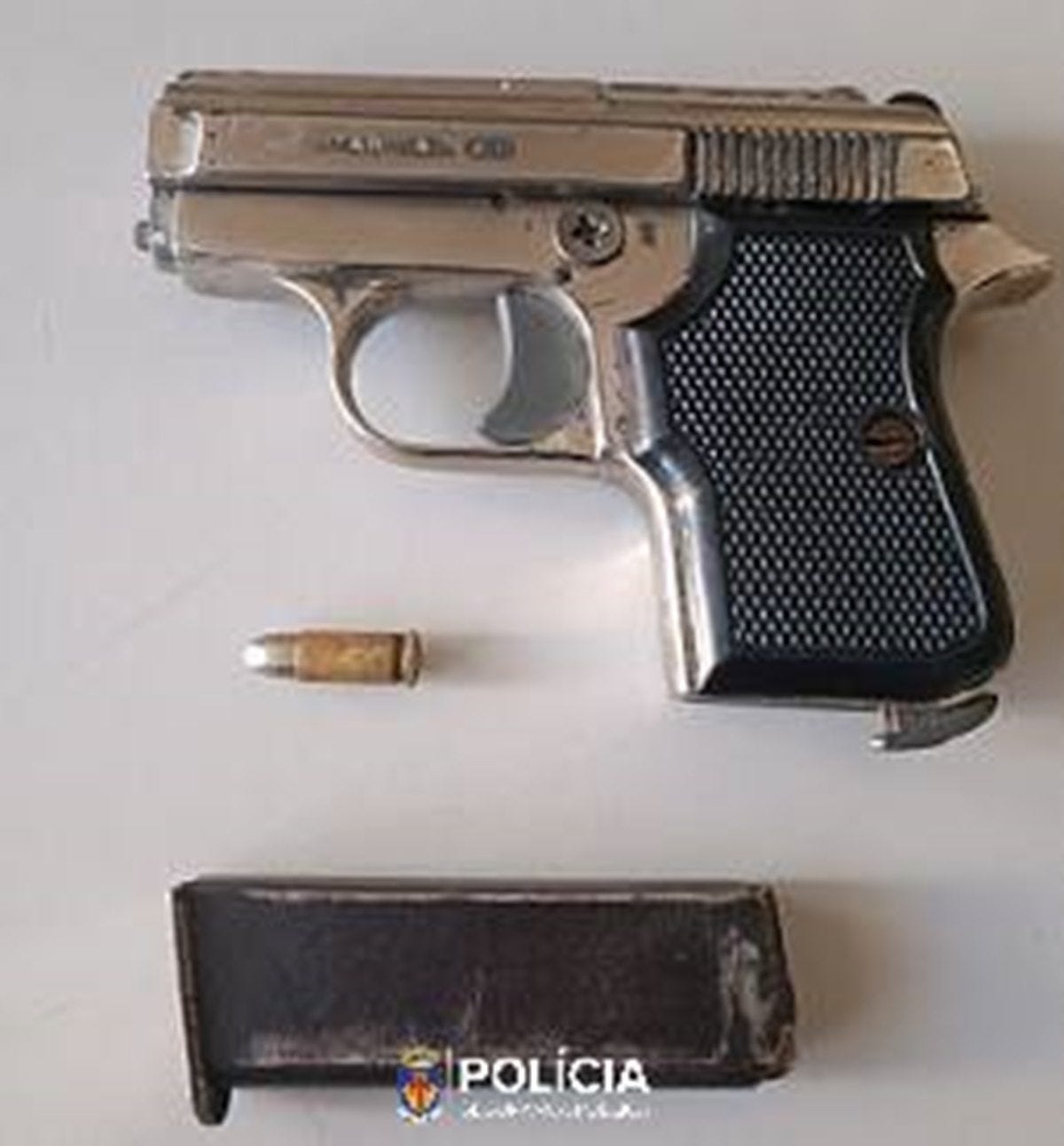 Jovem de 19 anos detido na Amora por posse ilegal de arma 6,35mm ...