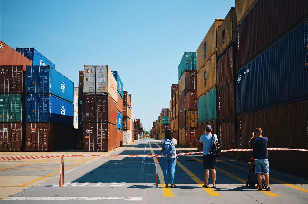 A simple explanation of the Container. | by DEVOPS GUY | Medium