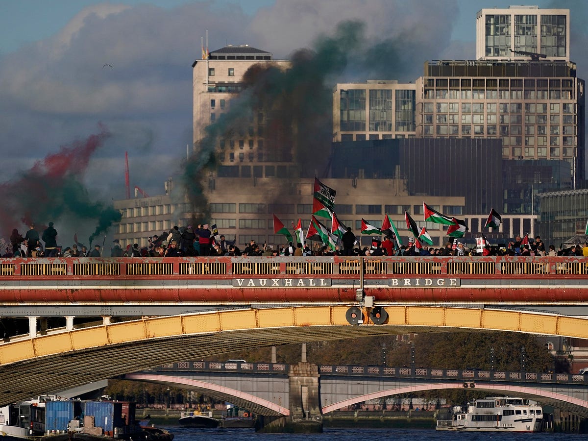 Hundreds of thousands rally in London demanding Gaza ceasefire | In ...