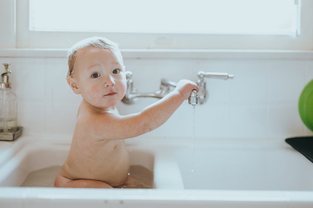 Was tun, wenn ein Kind in die Badewanne kackt oder pinkelt? | by Kianao ...