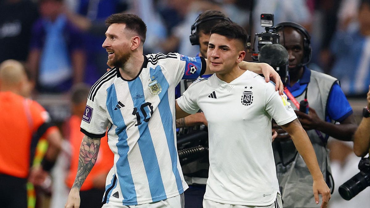 Lionel Messi vs Thiago Almada, duelo de actuales campeones del mundo en ...