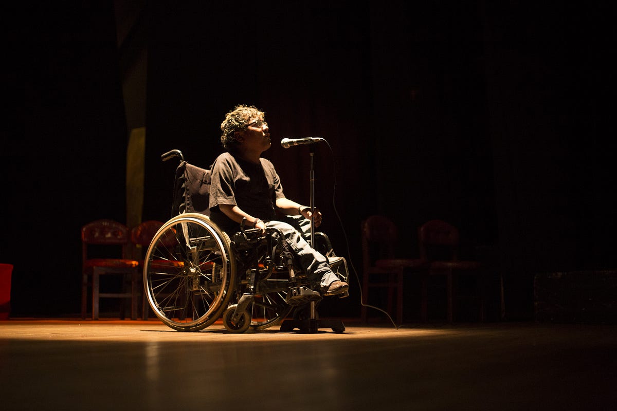 El Cantante. Álex Cabrera, cantando en el Teatro… | by Lila Andrea | Medium