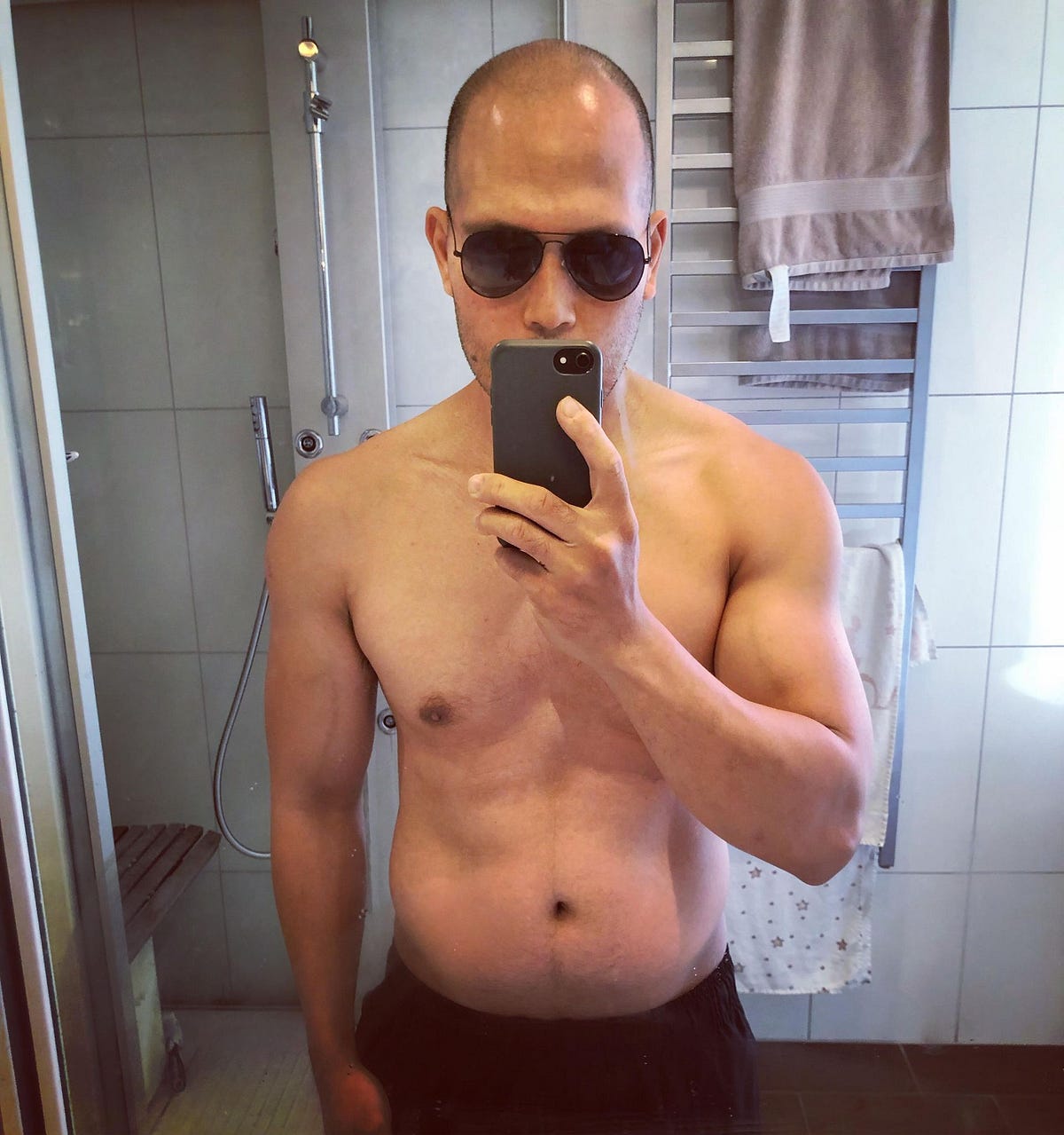 Guy Selfie Abs
