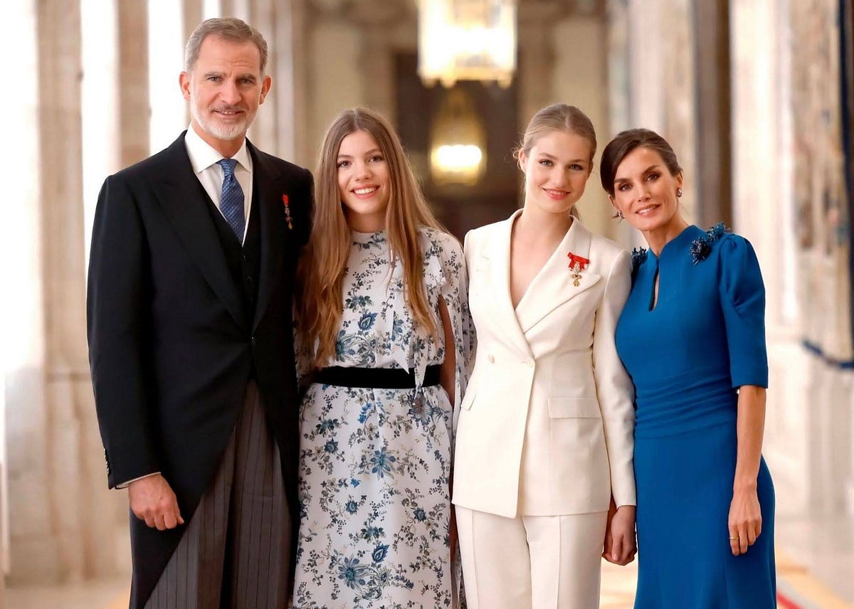 The Spanish Royal Family released 2023 Christmas Card - Regalfille - Medium