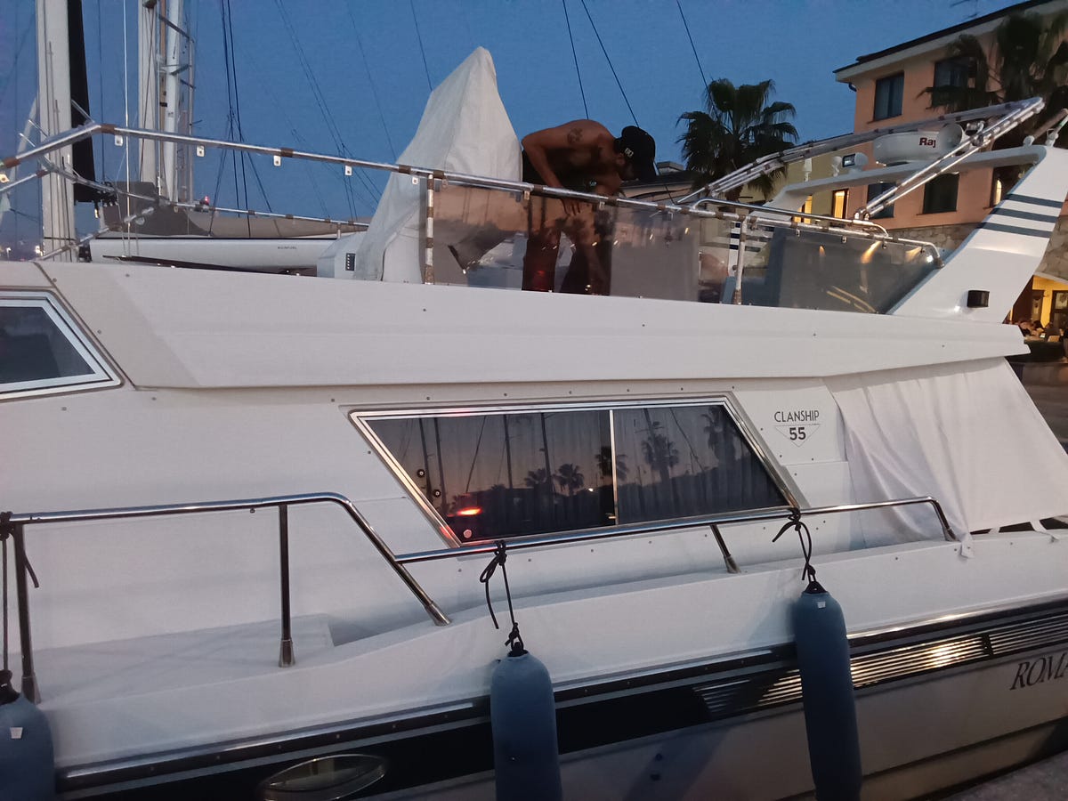Preparing our boat for shipping. The long awaited date will come soon ...