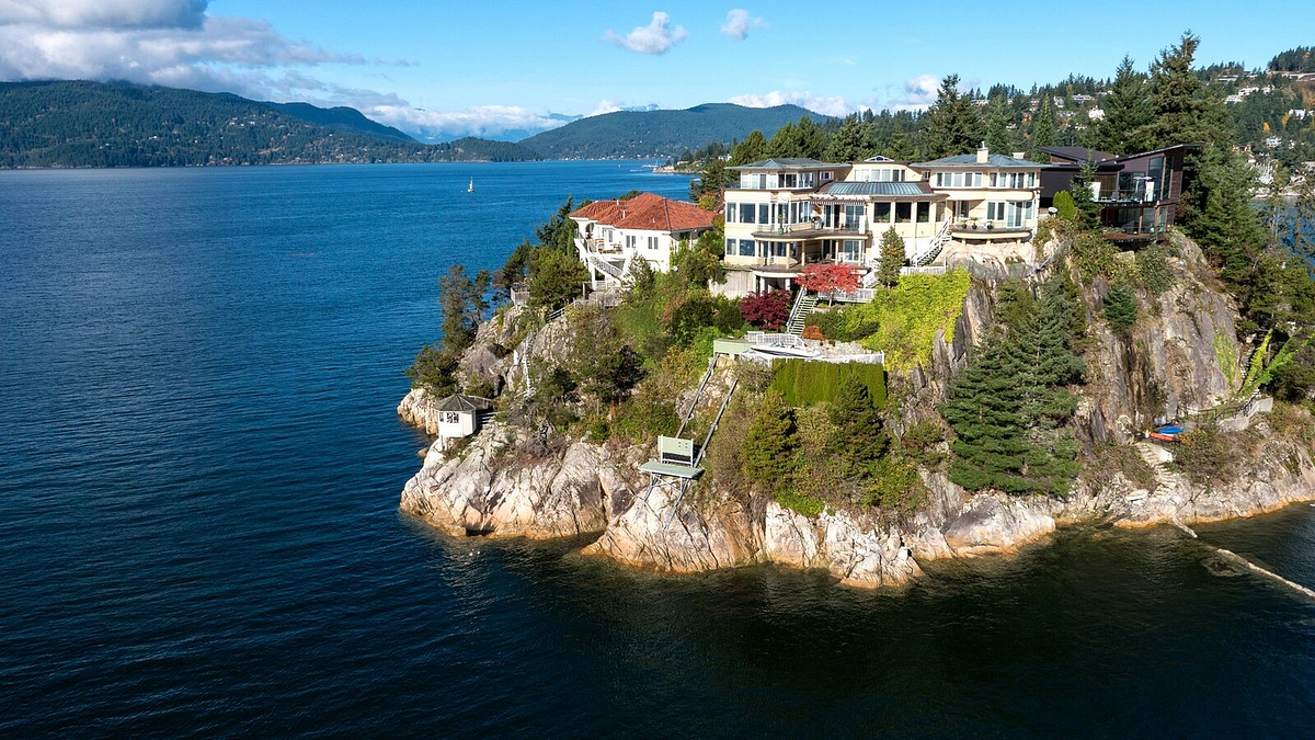 International Listing Spotlight: A Seaside Mansion on a Vancouver Cliff ...