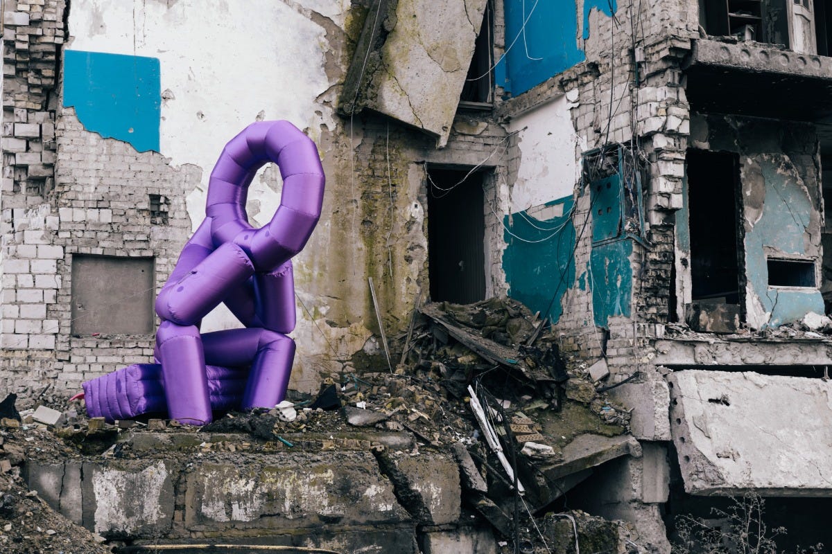 The artist Lina Condes created art installations about the war - Юлия ...