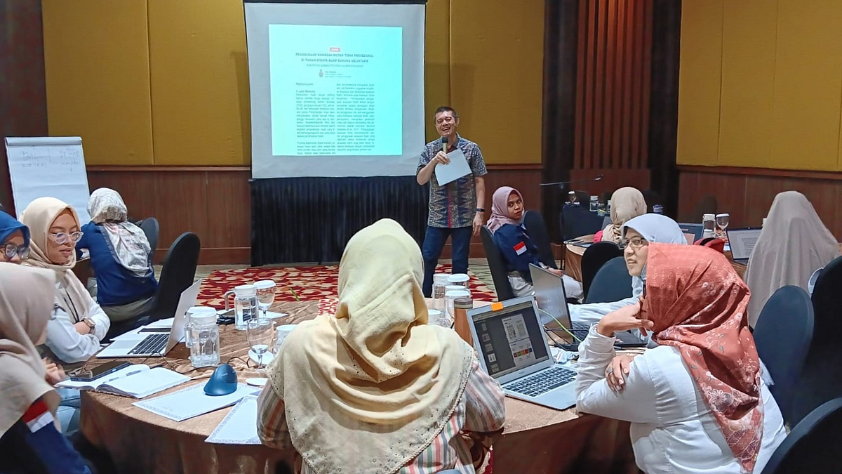 Penulisan Ilmiah Populer untuk Buletin | by Ivan Lanin | Medium