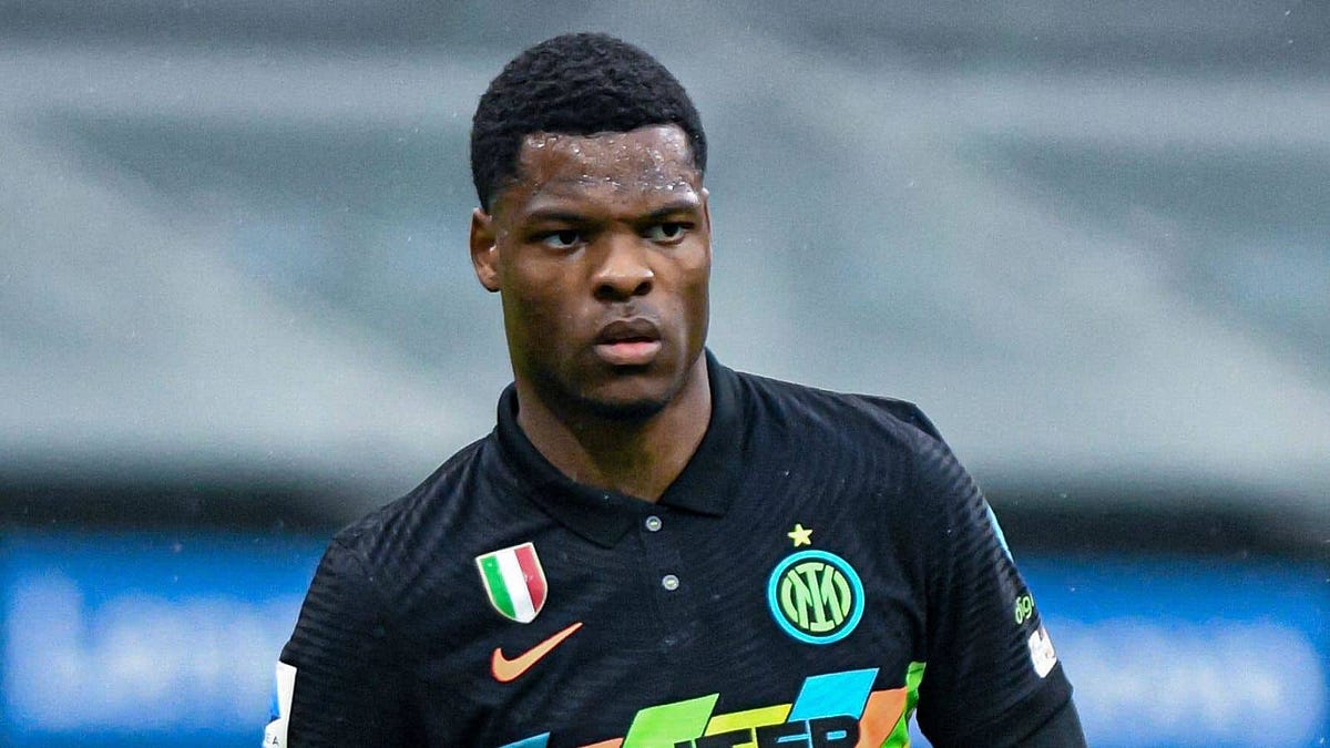 Denzel Dumfries Putuskan Bertahan di Inter Milan Ketimbang Pindah Ke Manchester United | by ...