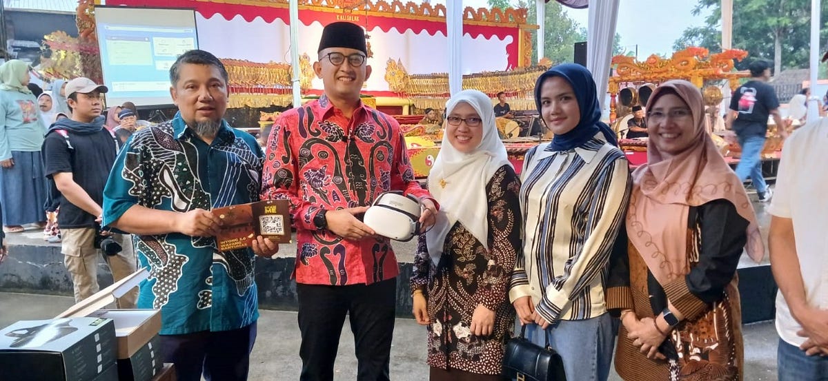 UHB Gandeng Udinus Semarang Launching Produk VR/AR Inyong 2.0 | by Universitas Harapan Bangsa ...