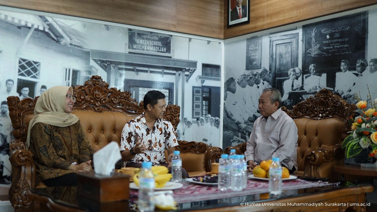 Jadi Top Leader Of The Year, Rektor UMS Terima Penghargaan dari Jawa ...