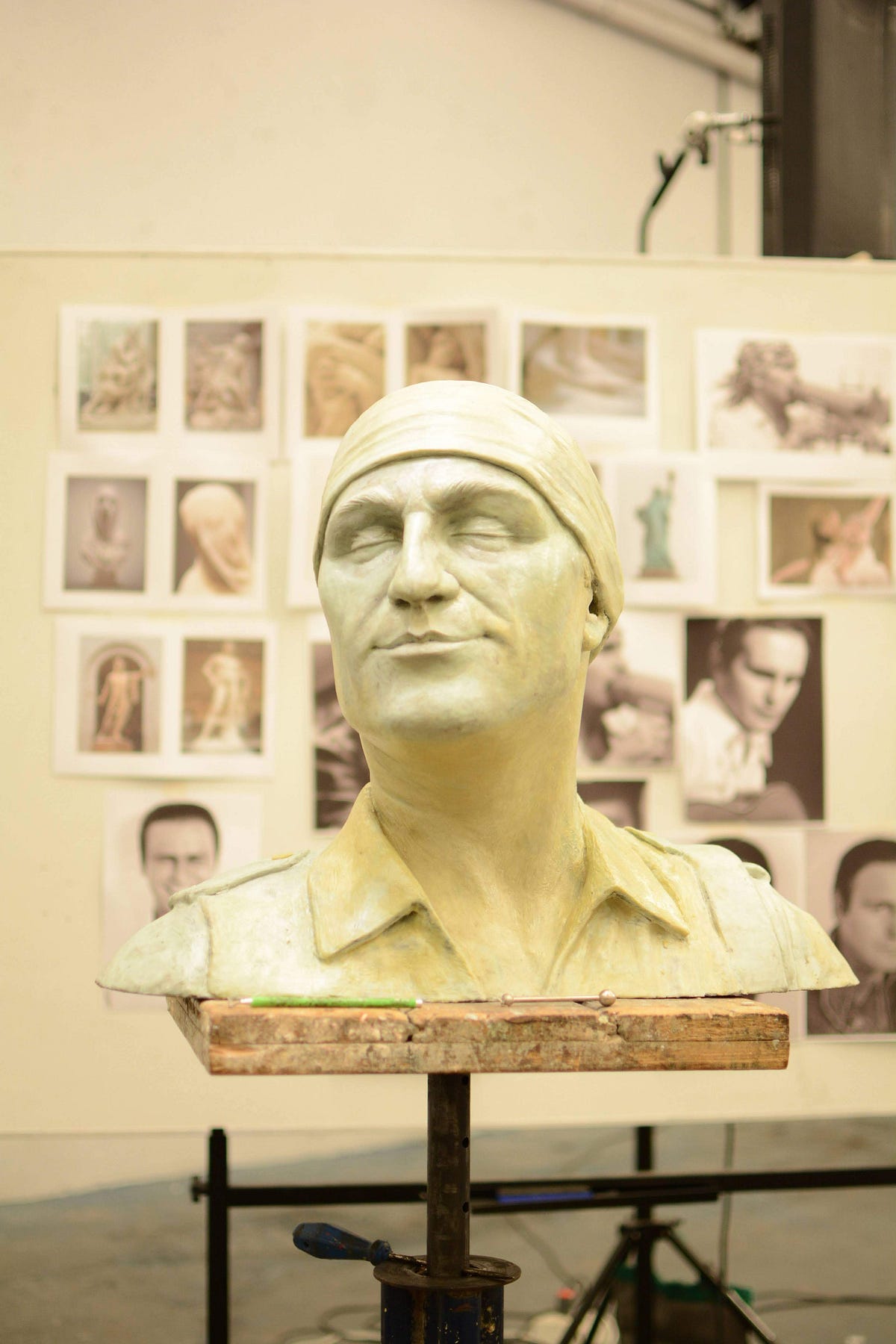 Favio y la Musa: una escultura de 3 metros homenajea a Leonardo Favio ...