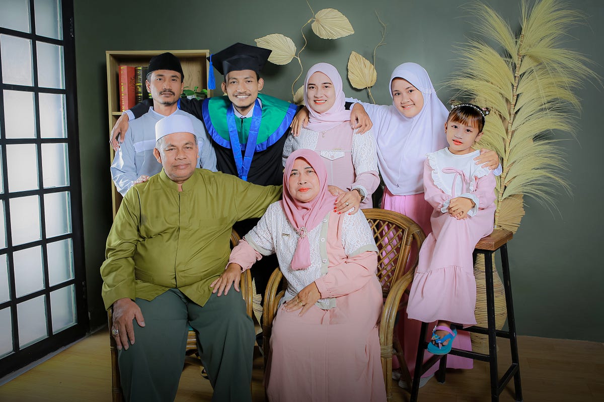 Wisuda Sarjana: Perjalanan Doa Ibu | by Edi Suryadi | Medium