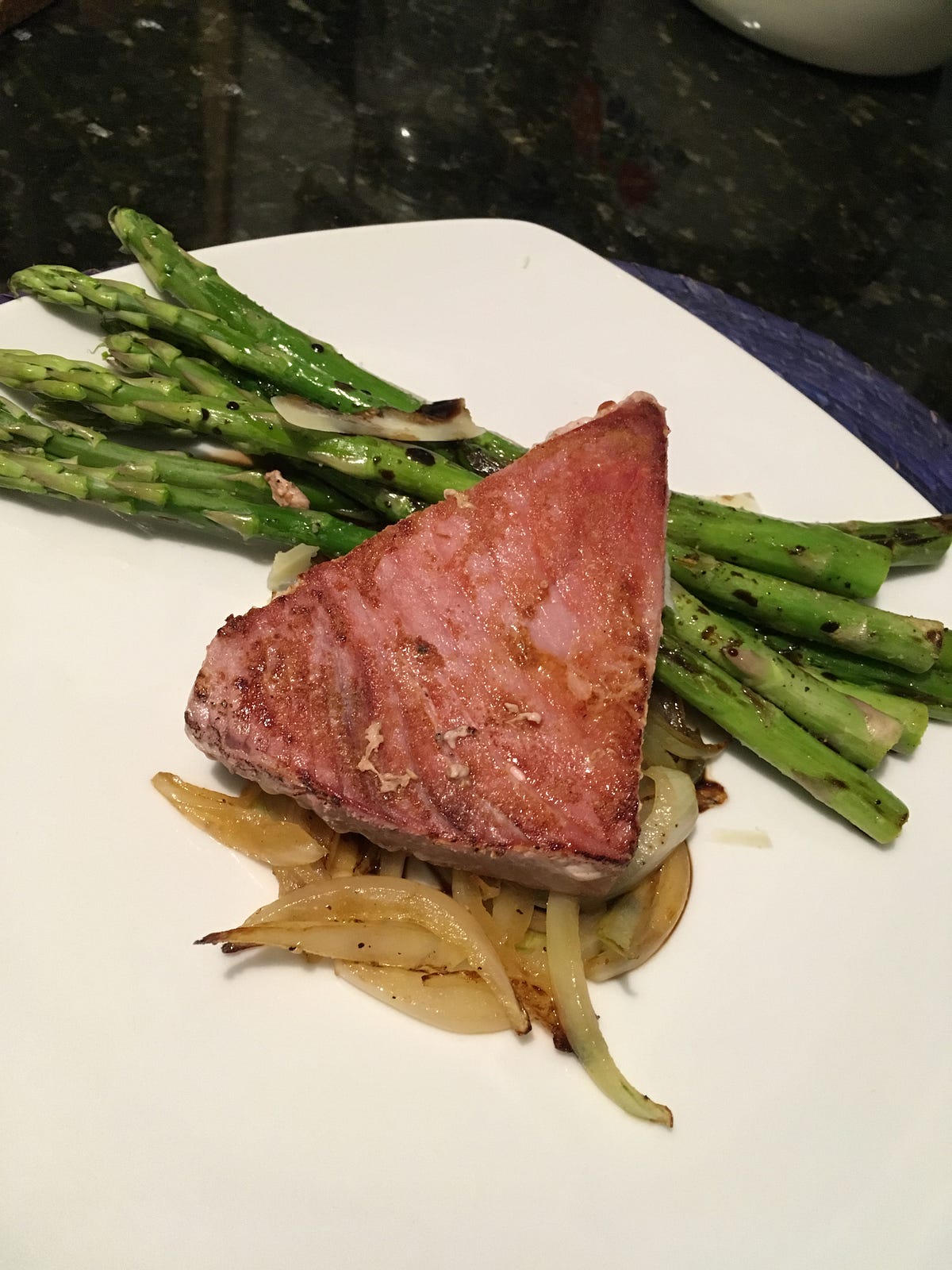 Medallón de atún fresco con cebolla caramelizada, espárragos y vinagre ...