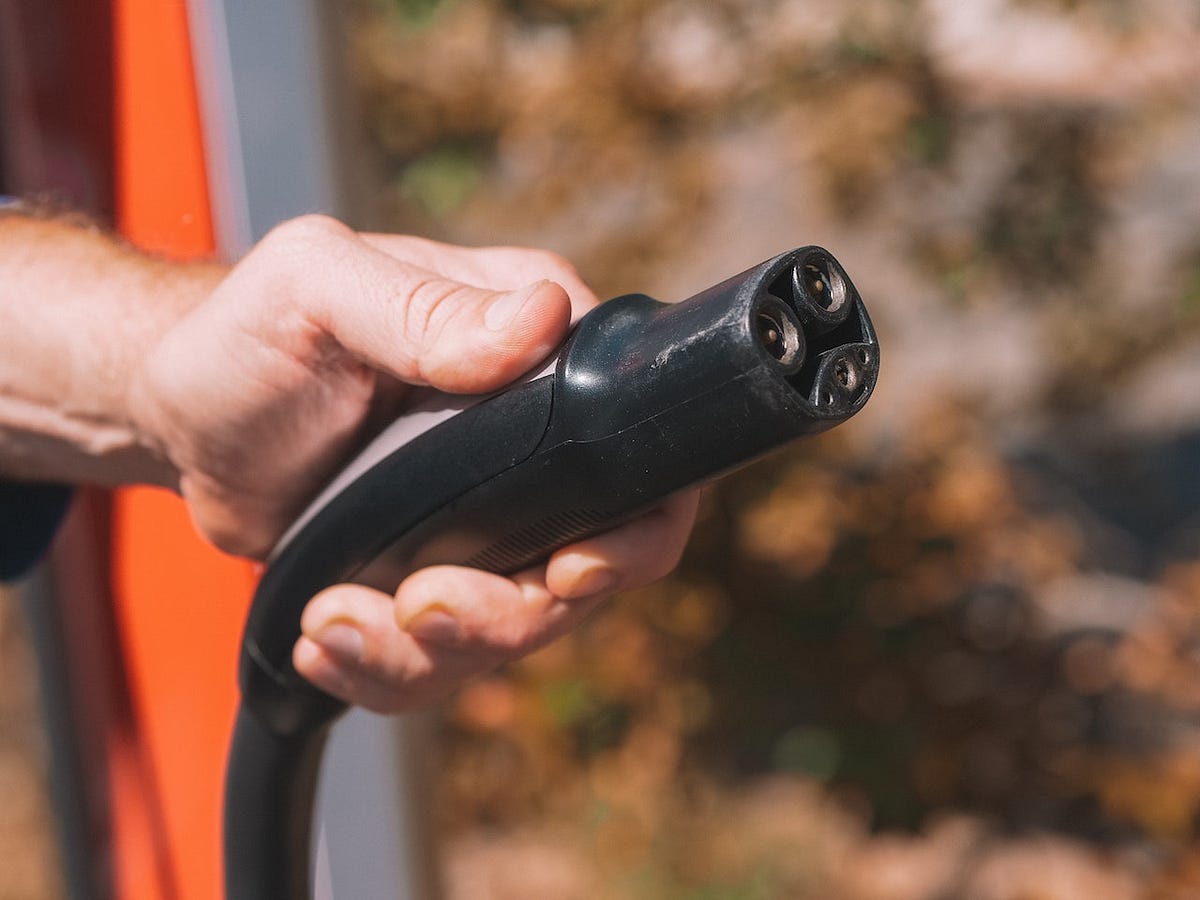 Mercedes-Benz Set to Adopt Tesla’s EV Charging Standard in North ...