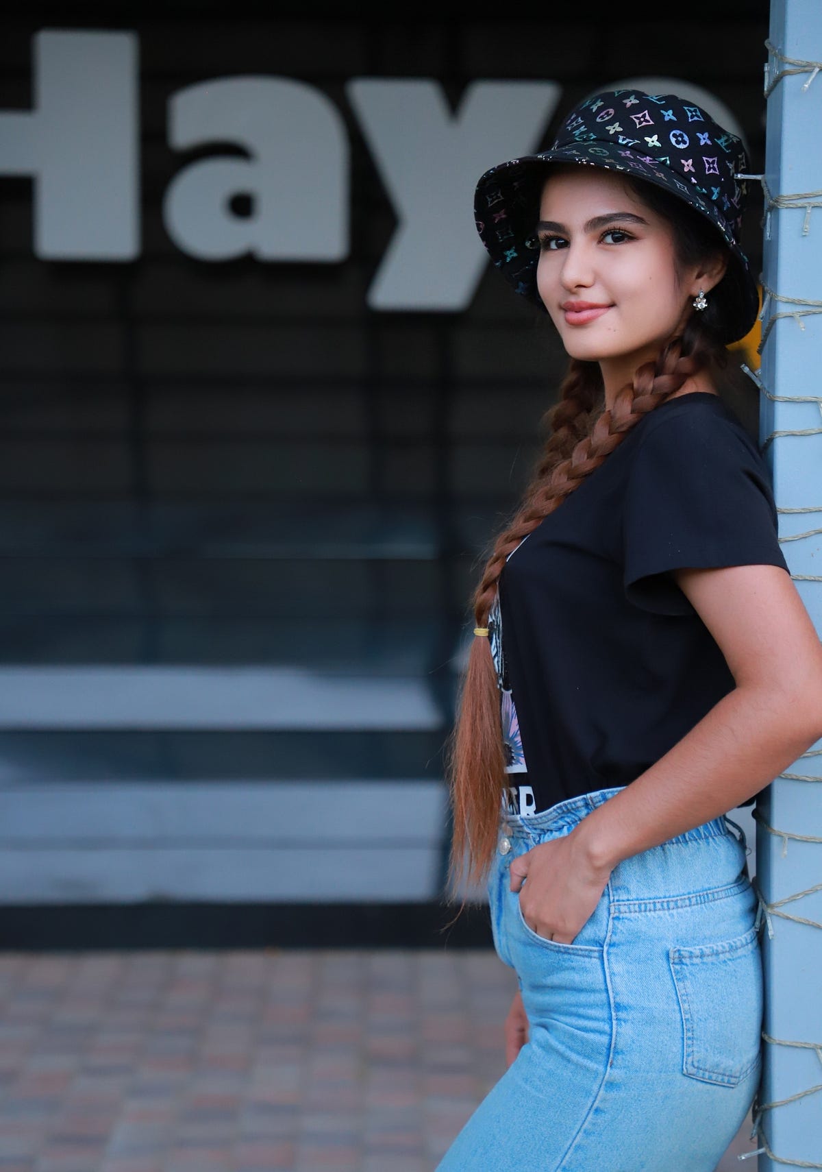 Hello everyone! My name is Yulduzkhan. My nationality is Uzbek. I live ...