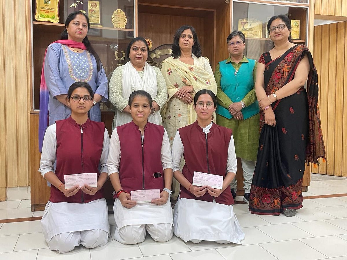 The Principal rewarded the students who performed excellently in ...