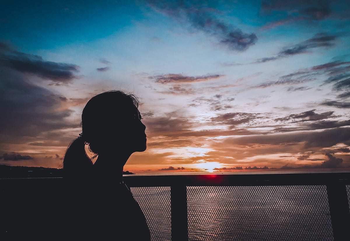 Perempuan Senja. Senyummu sederhana. | by D O O M | Medium