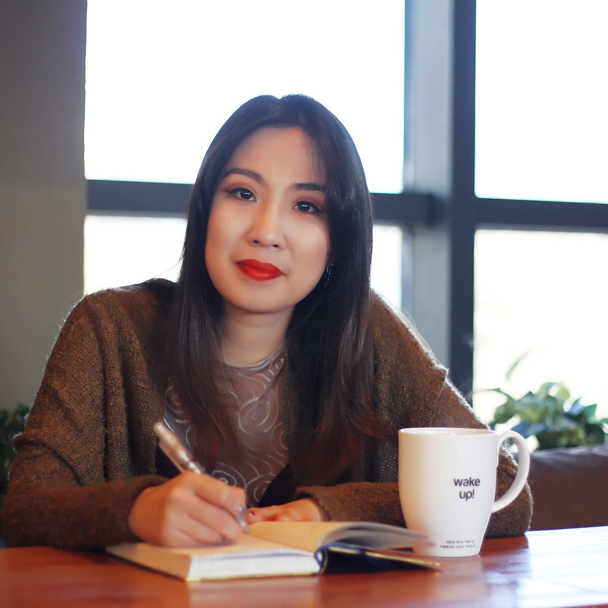 “Би анх сэтгүүлч гэхээр зурагтаар гардаг хөөрхөн эмэгтэйг л төсөөлдөг байлаа. | by Caffe Bene ...