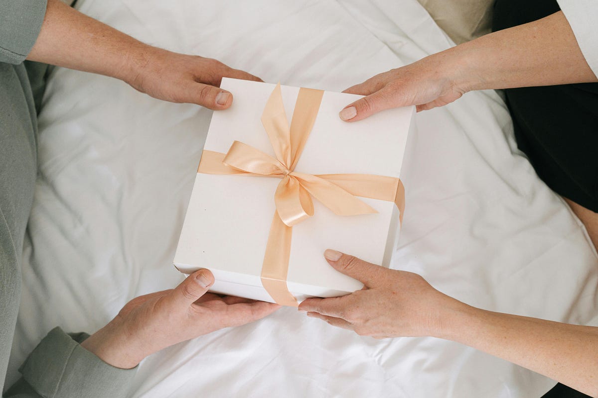 Romantic Gifts: Finding the Ideal Presents for Your Partner | Hello, Love
