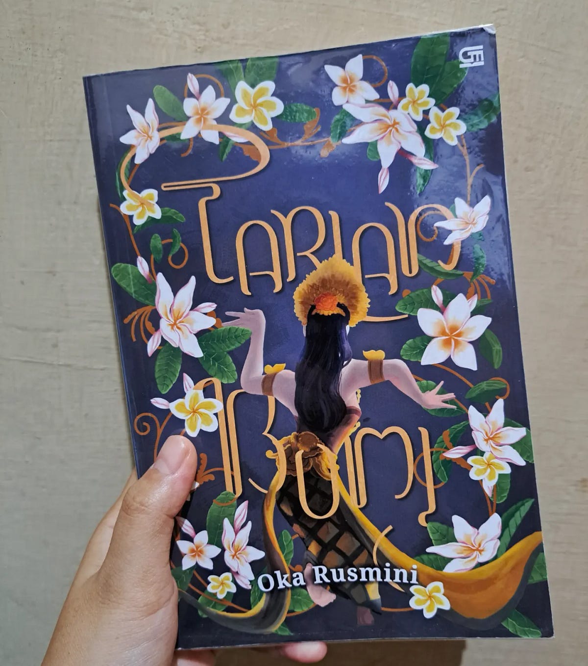 Review Novel Tarian Bumi Karya Oka Rusmini: Kemelut Batin Perempuan ...