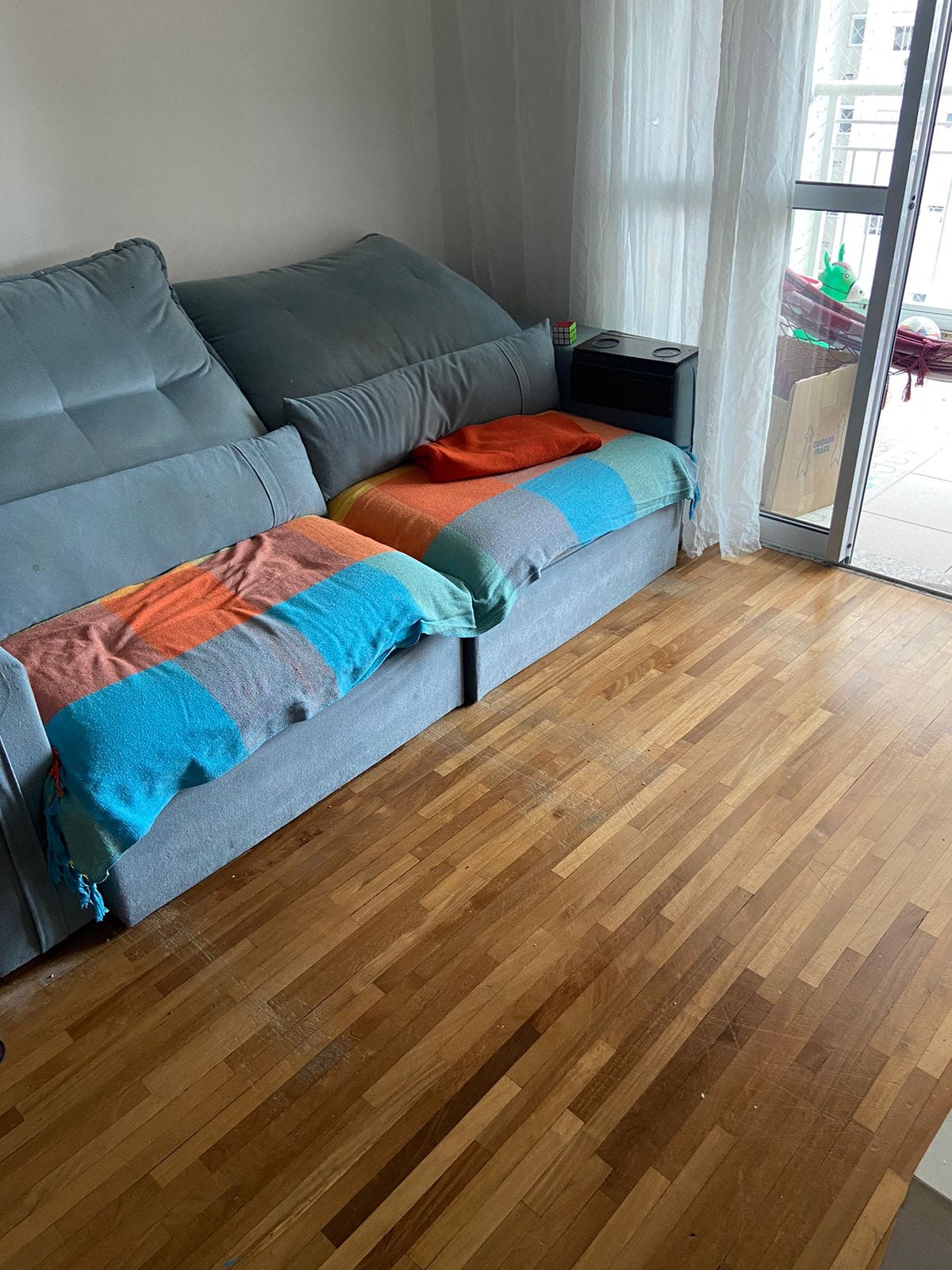 O piso. Quando entramos no apartamento, o chão… | by Gabis Miranda ...