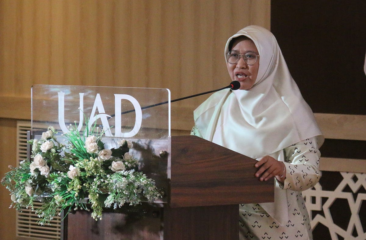 Diyah, Sebagai Dosen, Ketum PP NA, dan Komisioner KPAI 2022–2027 | by News UAD | Medium