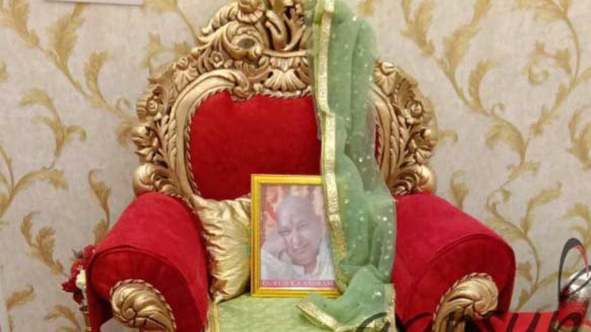 Traditional Wooden Guruji Chair Design In Mysore - Mansi Payaal - Medium
