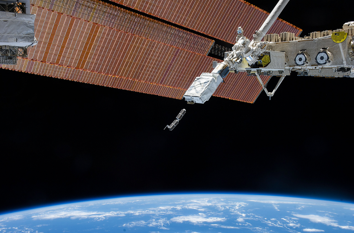 Dove Satellites: A Case of Smart Scale-Up | by Bent Flyvbjerg | Geek ...