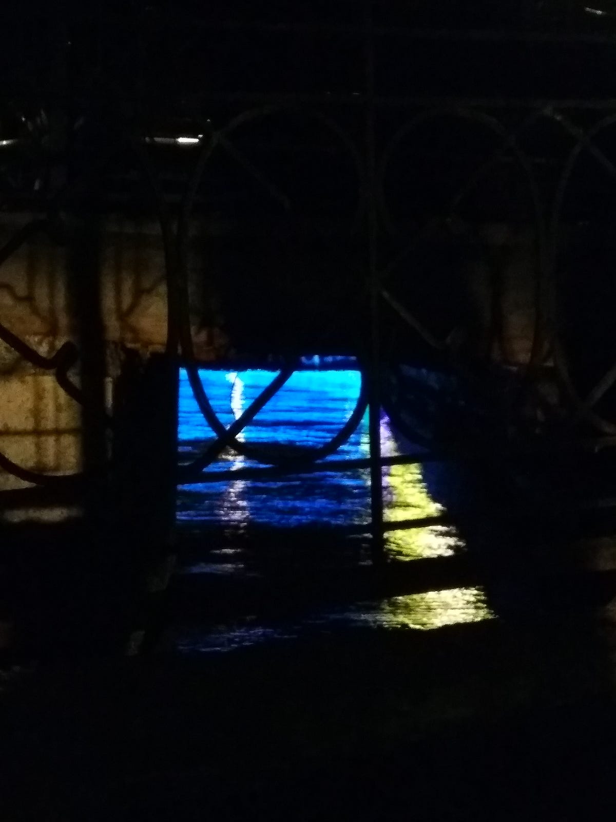 Su gibi. Su gibi girdiği kaba göre şekillenen… | by Derin_Denizden | Medium