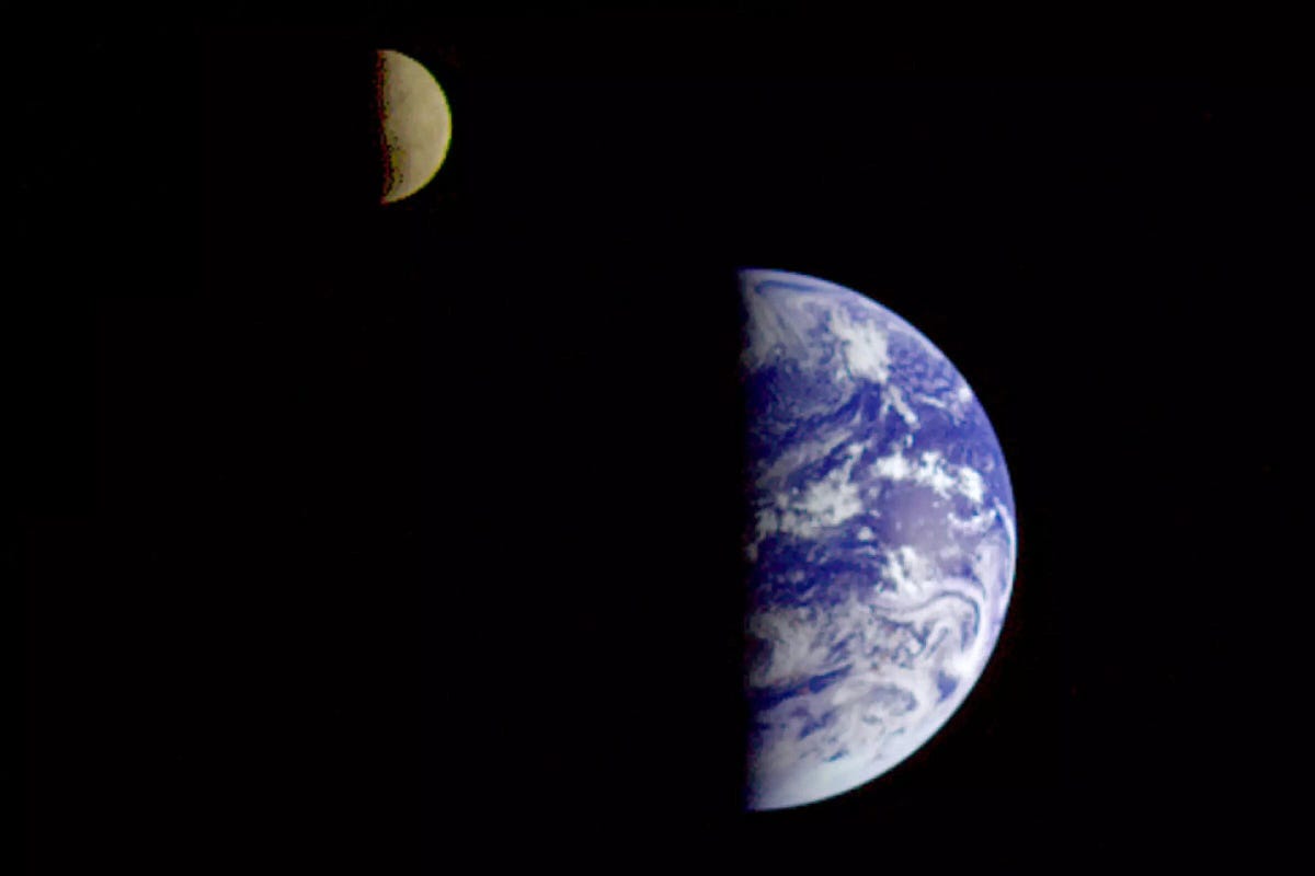 Moon chats. - Alex Frizzell - Medium