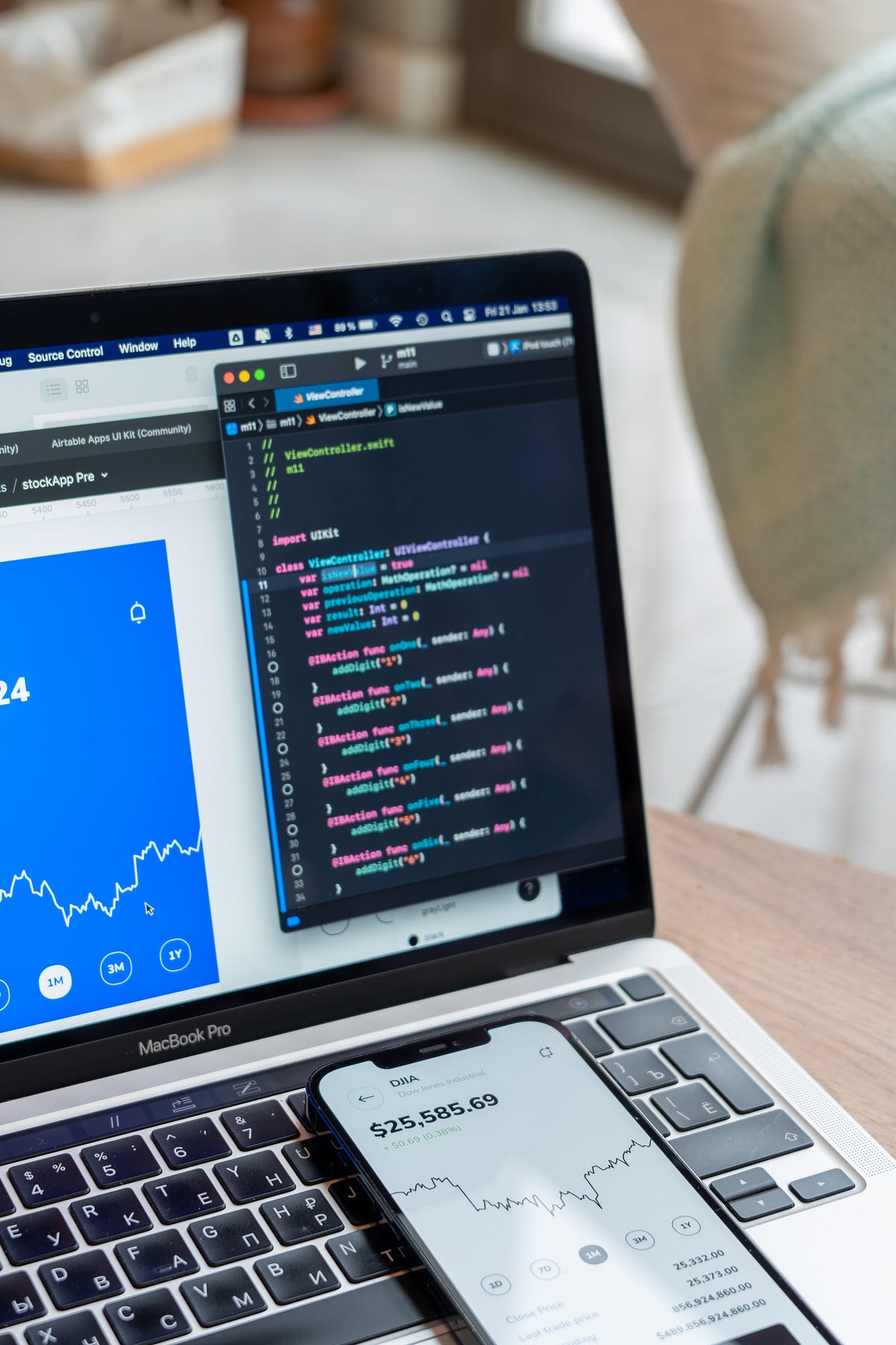 What is SwiftUI? Should You Learn SwiftUI or UIKit? | by Mia | Medium