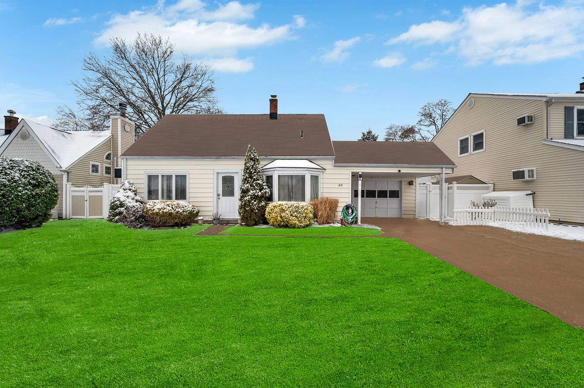 Welcome to this enchanting Cape House in Levittown, where simplicity ...