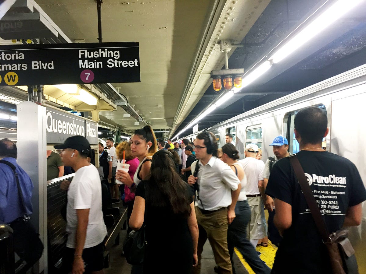 In Astoria, a Rough Commute After a Train Stalls Under the East River ...